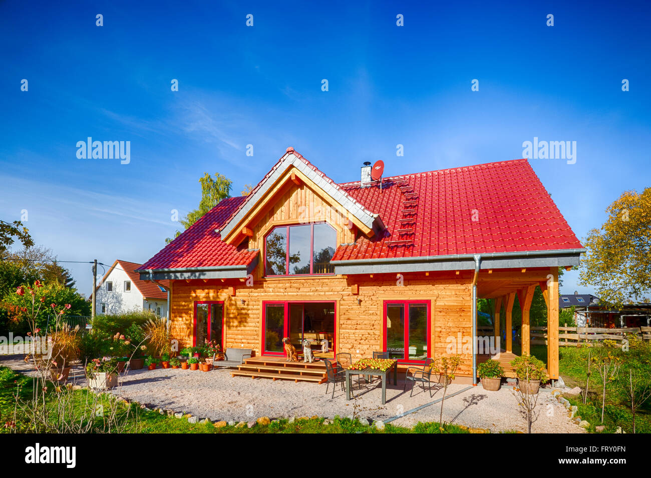 Moderne Blockhaus gemacht aus Lärche mit Terrasse, Wustermark ...