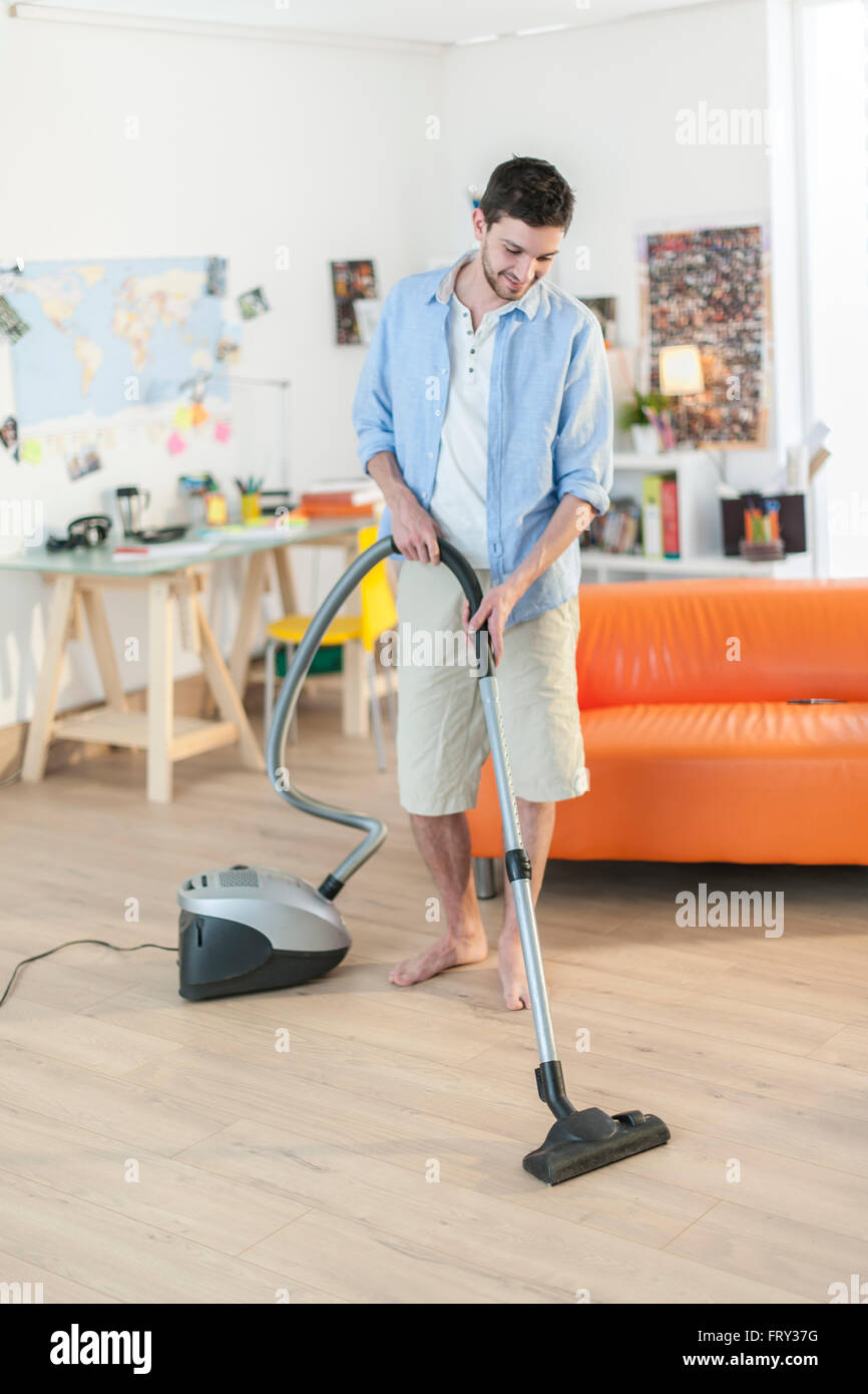 People Vacuuming Young Stockfotos und -bilder Kaufen - Alamy