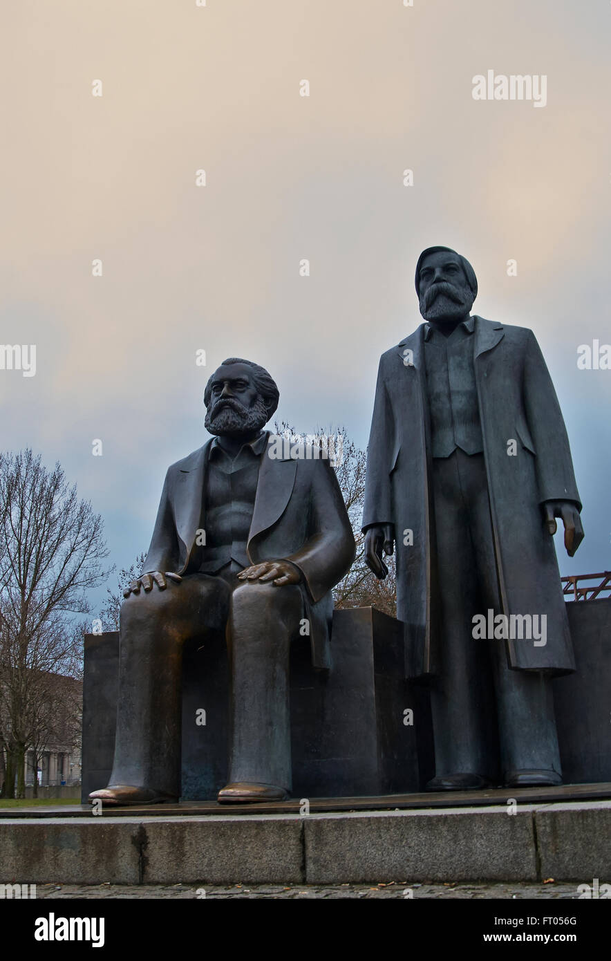 Die Statuen von Karl Marx und Friedrich Engels in der Marx-Engels-Forum ...
