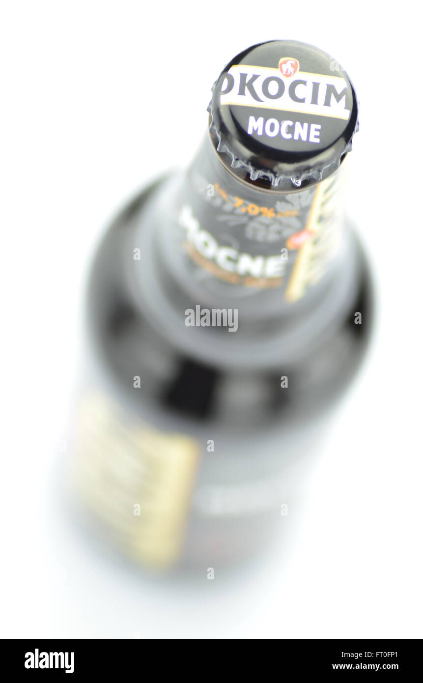 Okocim volles Licht Bier auf weißem Hintergrund. Brauerei OKOCIM ...