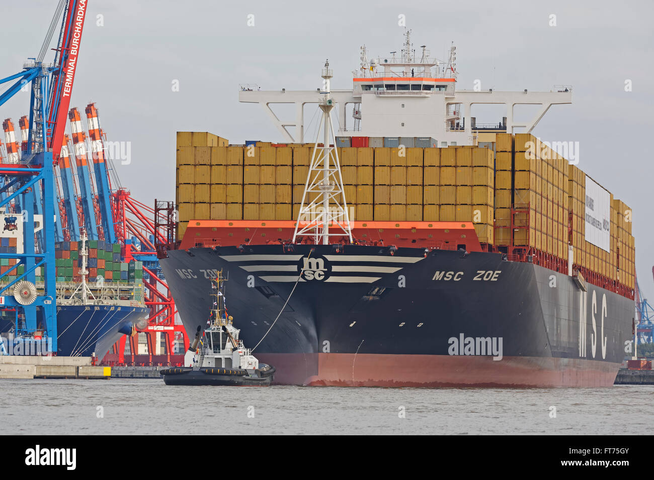 Containerschiff mit Schlepper auf der Elbe, Hamburg, Deutschland ...