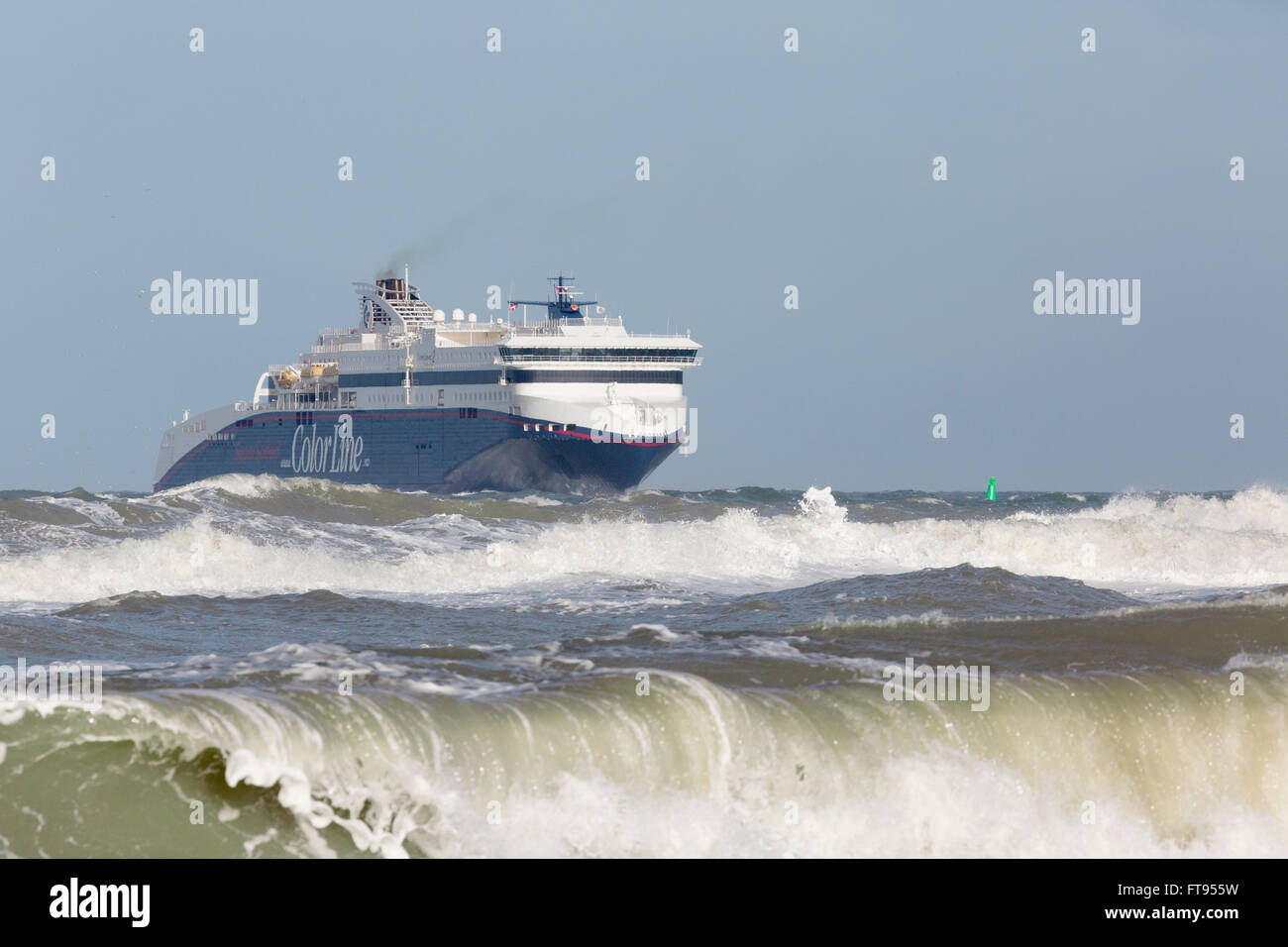 Eine Fähre der Color Line SuperSpeed-Klasse kommt bei Hirtshals aus ...