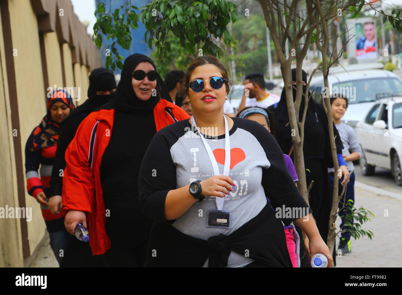 Kairo, Ägypten. 25. März 2016. Frauen besuchen einen Marathon für Fette ...