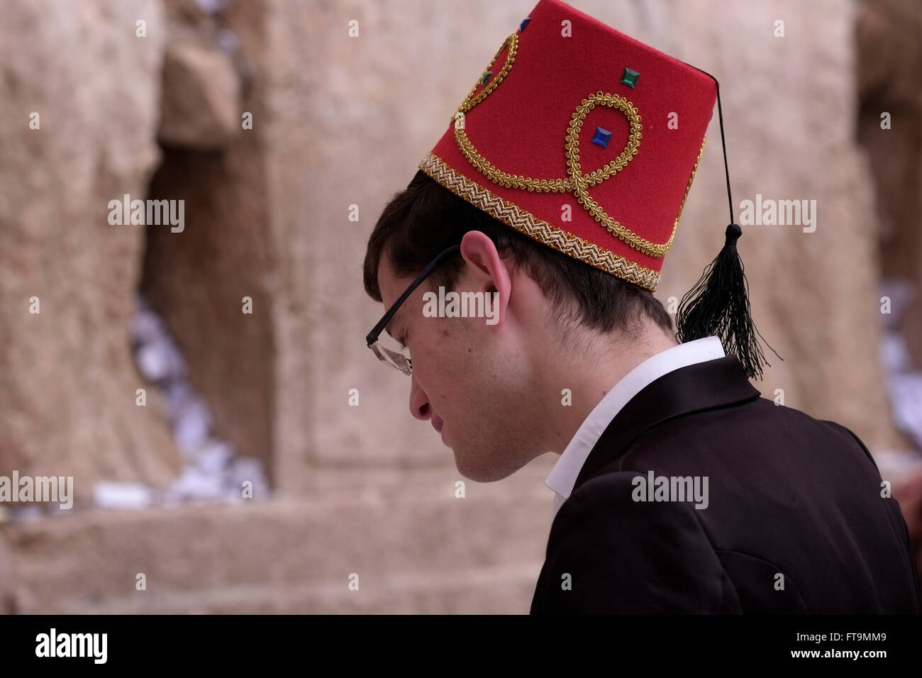 Ein Ultra orthodoxer Jude tragen eine traditionelle muslimische ...