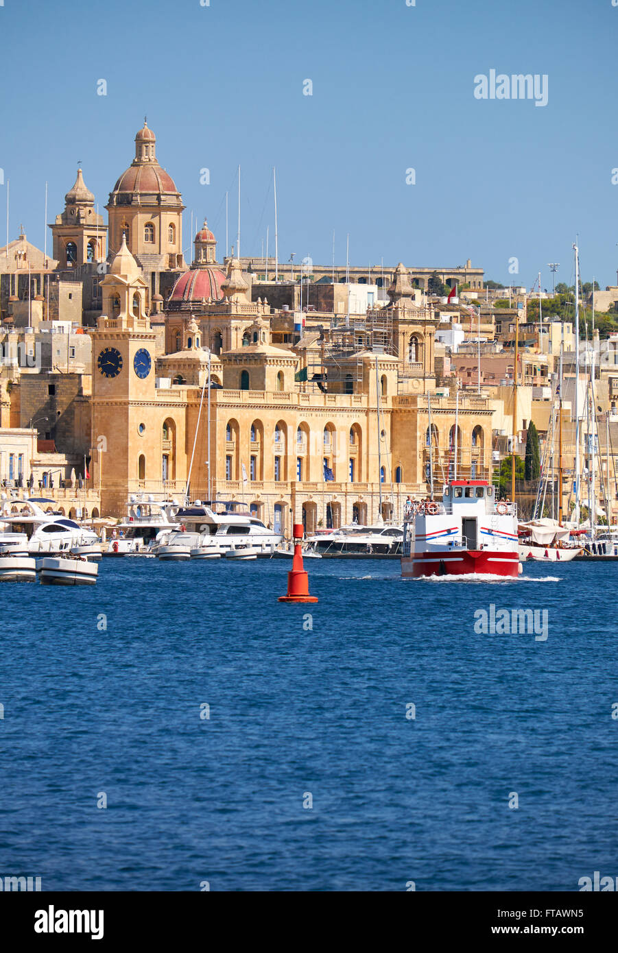 View historical buildings birgu dockyard -Fotos und -Bildmaterial in ...