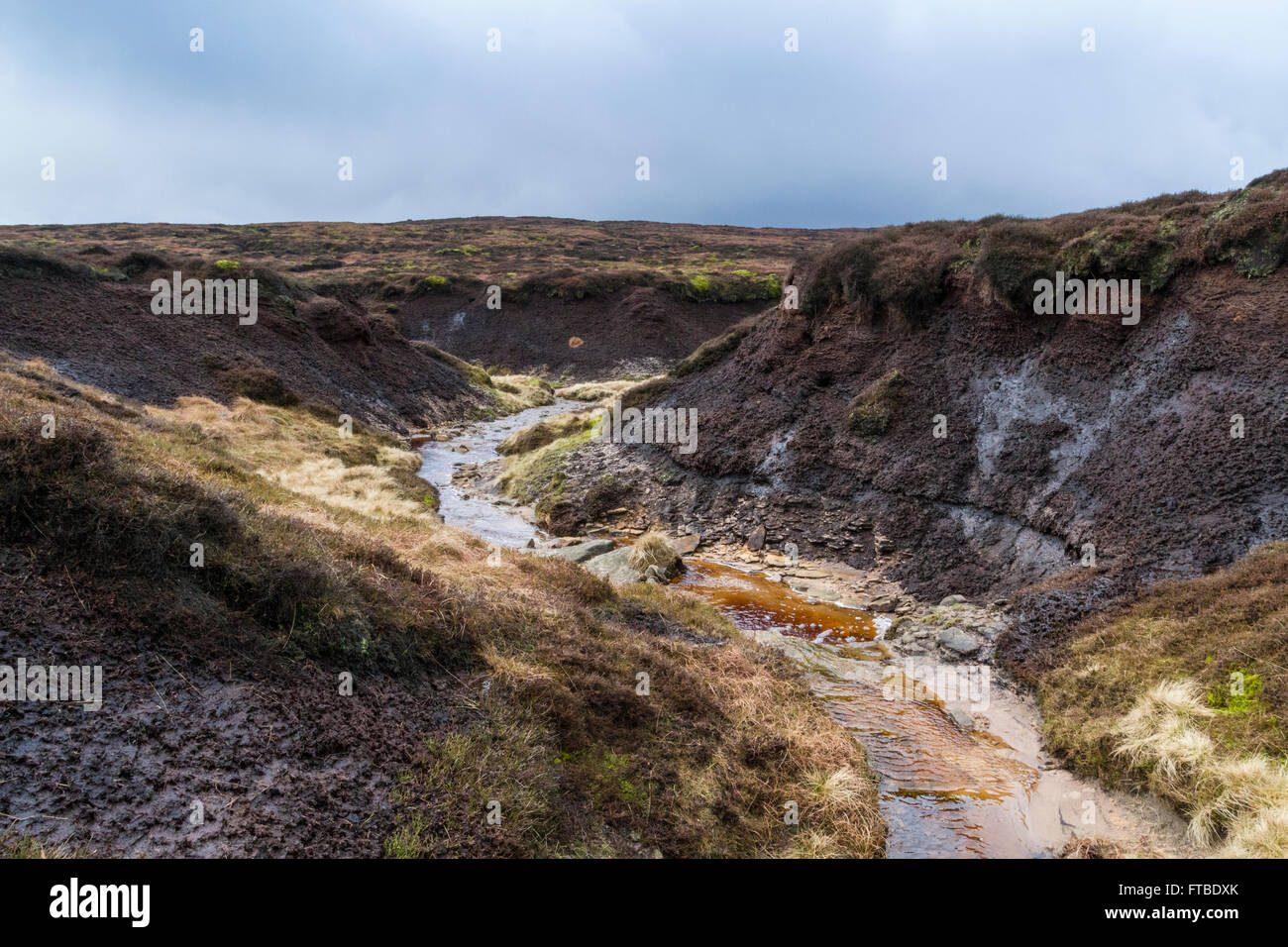 Einen Stream über peatland Moor verursacht Erosion der Torf fließen ...