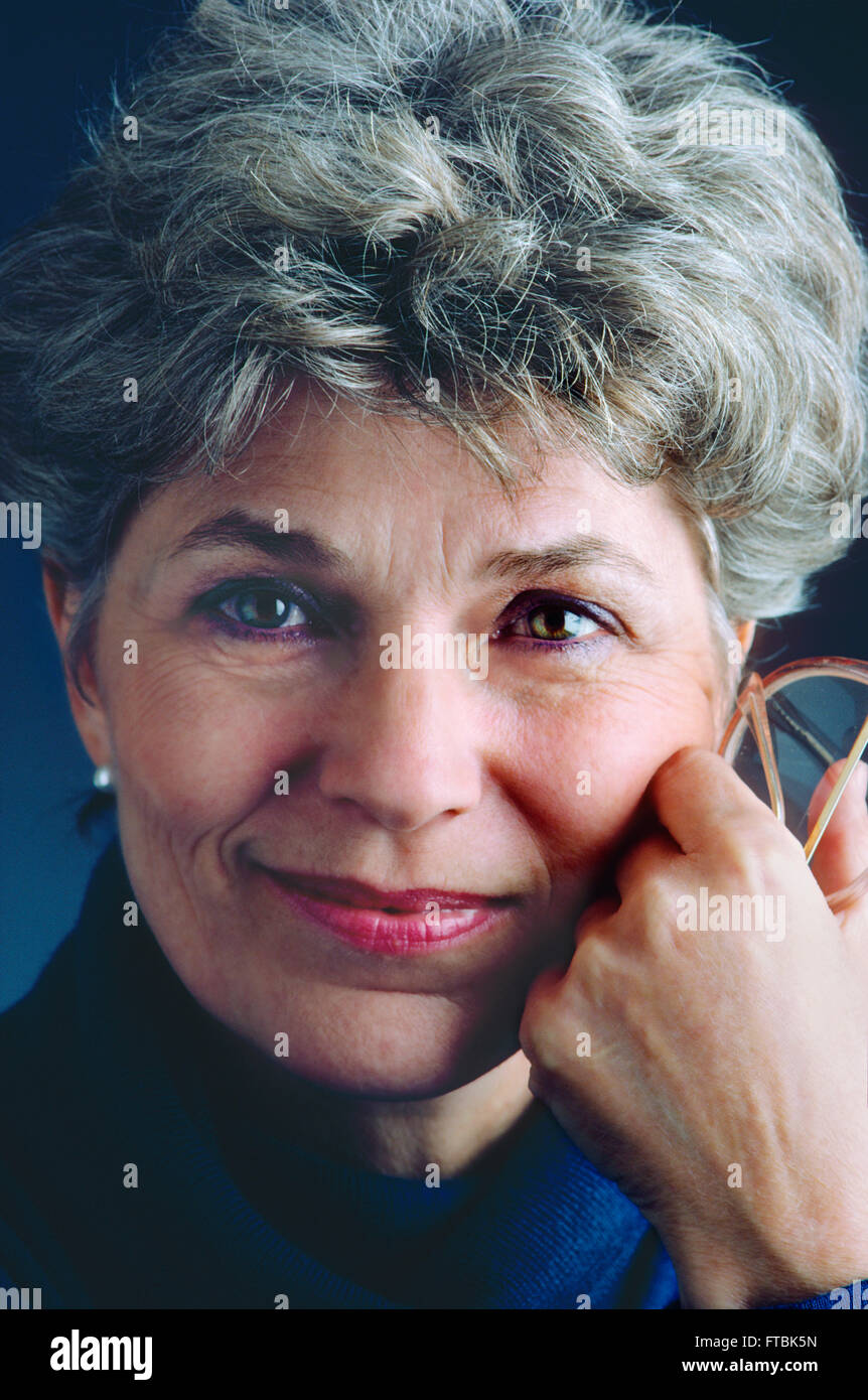 Attraktive frau 40s -Fotos und -Bildmaterial in hoher Auflösung – Alamy