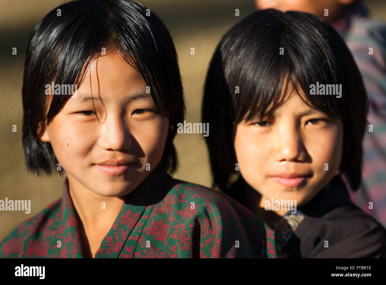 Zwei junge bhutanischen Freundinnen, die traditionelle Kira (lange ...
