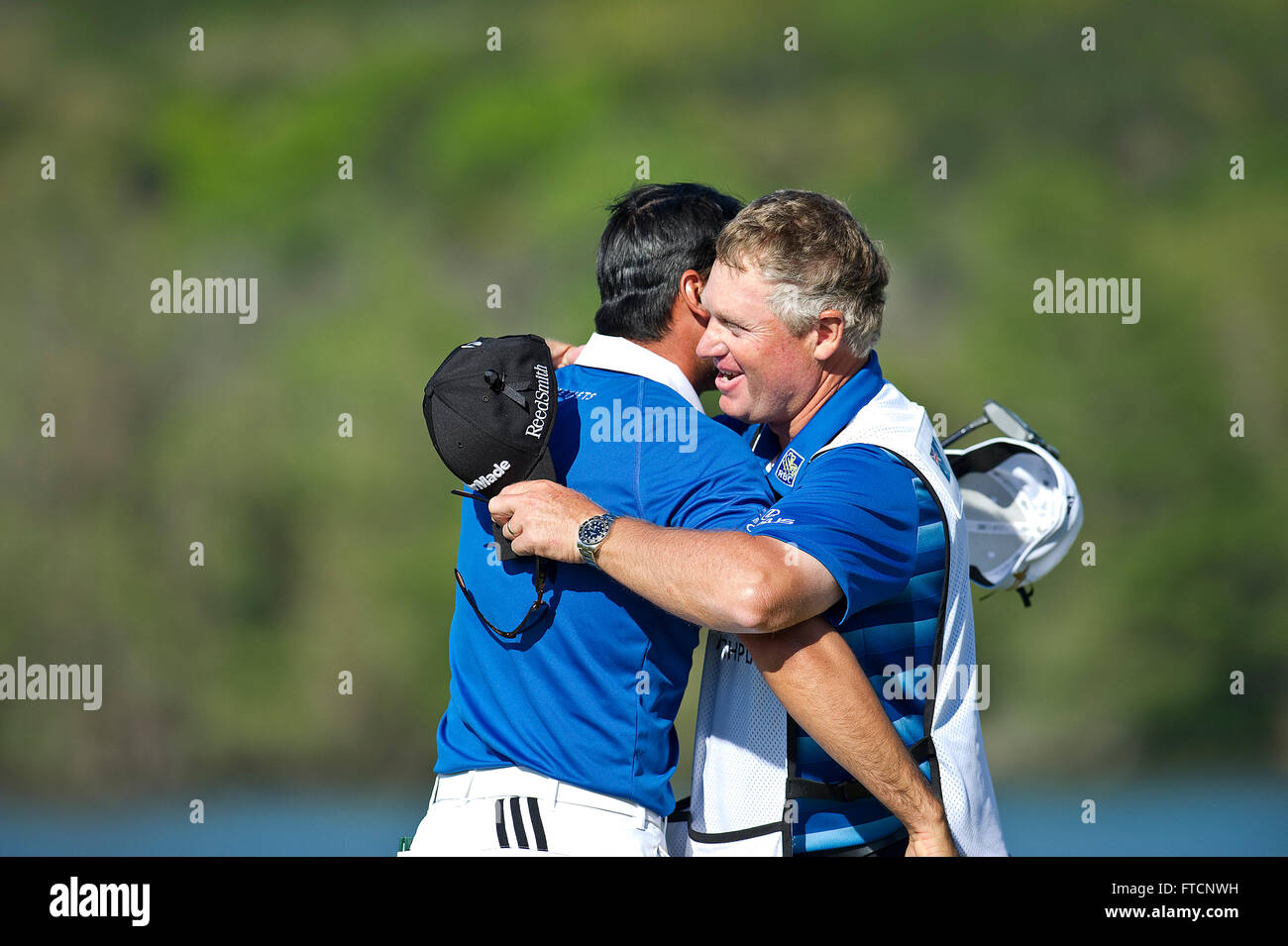 Austin, Texas, USA. 27. März 2016. Jason Day und seinem Caddy feiern ...