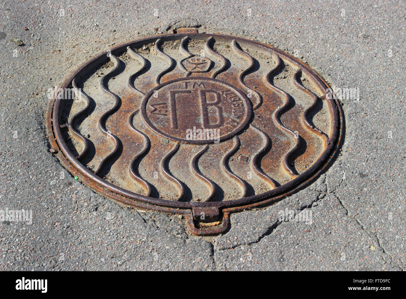 Kanaldeckel auf der Straße von St. Petersburg, Rußland 1978 ...