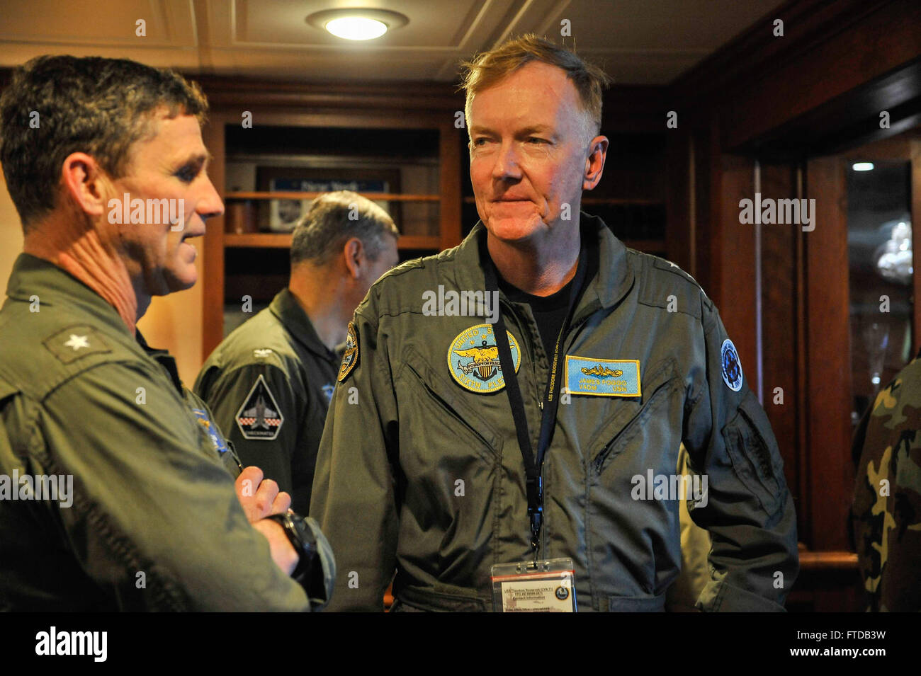 150403-N-GR120-340 Mittelmeer (3. April 2015) Commander, U.S. 6. Flotte ...