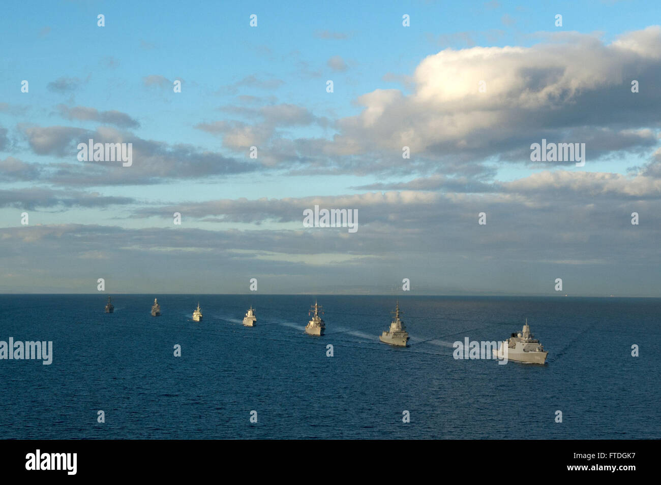 151018-N-XT273-070 Atlantik (18. Oktober 2015) die Arleigh-Burke-Klasse ...