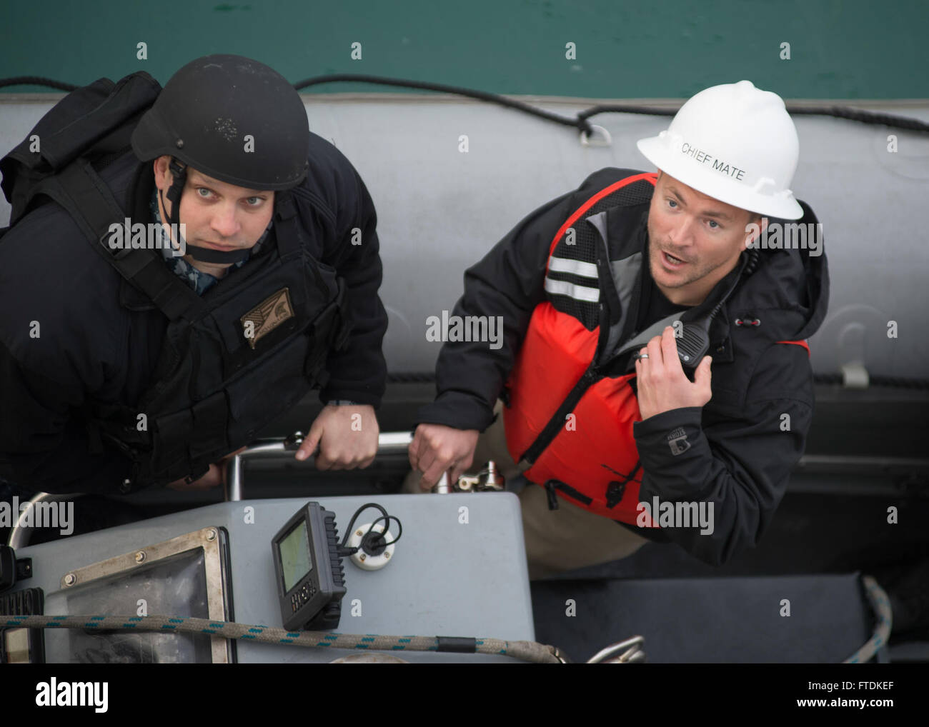 Am 21. Januar 2016 koordinierten Chief Mate Todd Kutkiewicz und ...