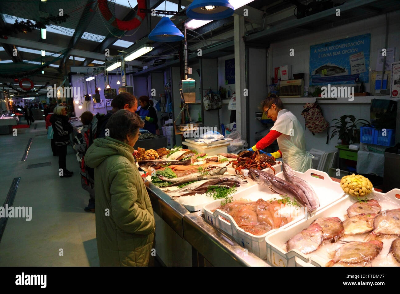 Frau verkaufen frischen Fisch und Meeresfrüchte in Fisch Markt, Vigo ...