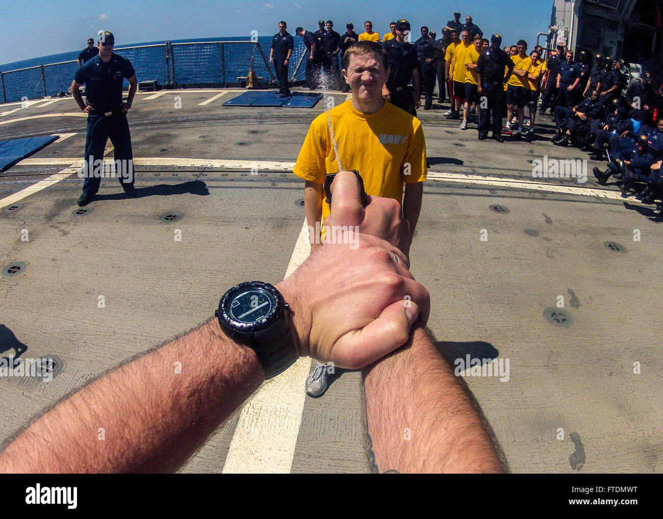 Gunner's Mate Seaman Nicholas Rebman absolviert ein Training mit ...