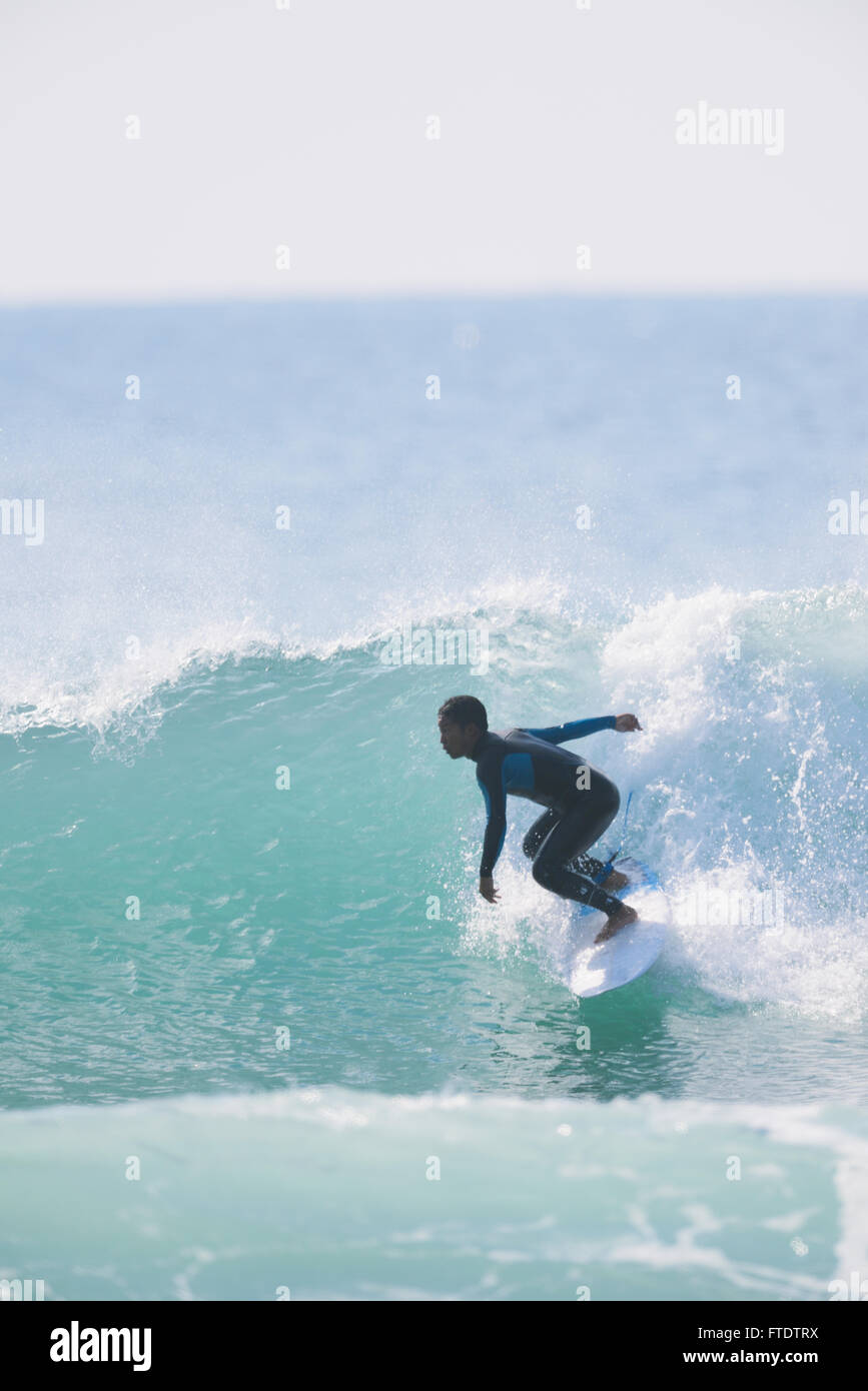 Die welle surfen -Fotos und -Bildmaterial in hoher Auflösung – Alamy