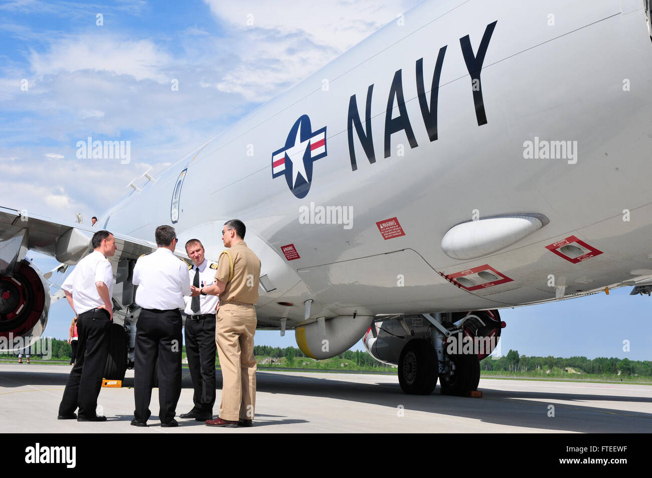 140609-N-MV308-658: ÄMARI AIR BASE, Estland (9. Juni 2014) - CDR Ron ...