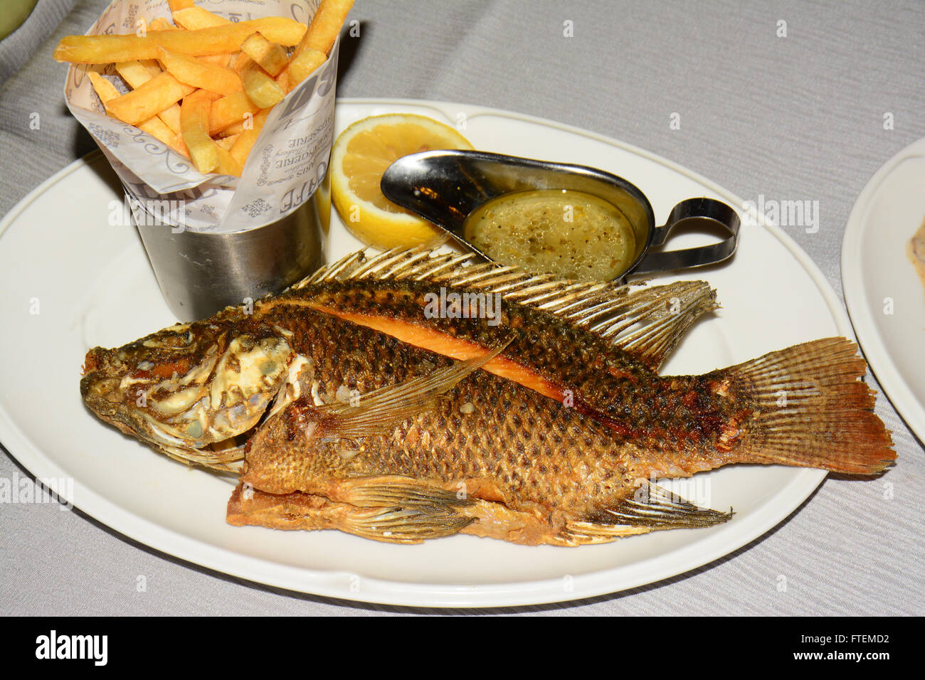 Fisch-Soße und Pommes frites Stockfotografie - Alamy