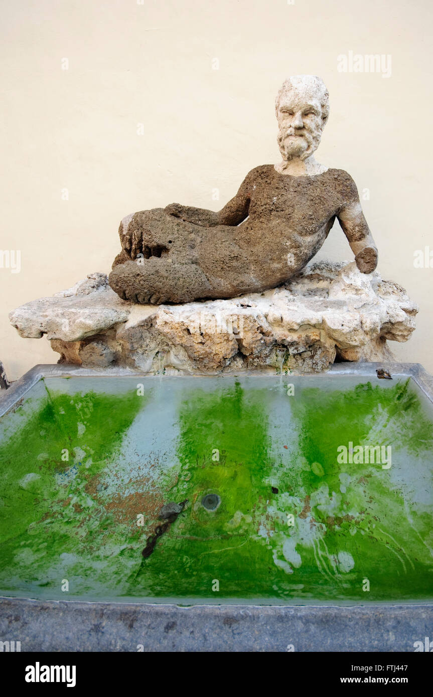 Statue of silenus -Fotos und -Bildmaterial in hoher Auflösung – Alamy