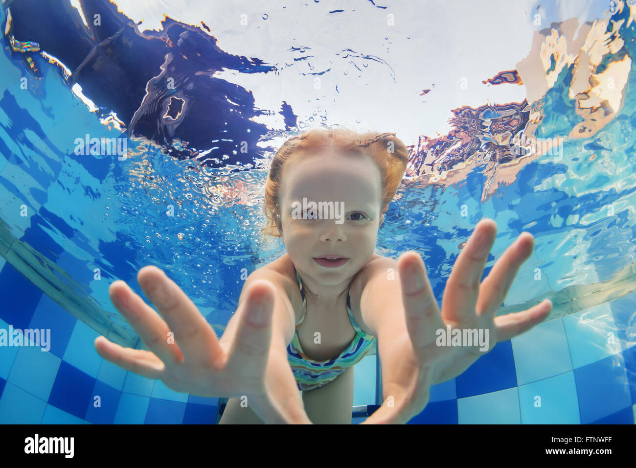 Baby Tauchen Unter Wasser Im Pool Stockfotos und -bilder Kaufen - Alamy