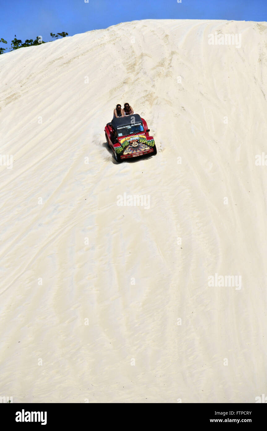 Touristen, die zu Fuß in den Dünen-Buggy Genipabu - Polo Dünen Küste ...