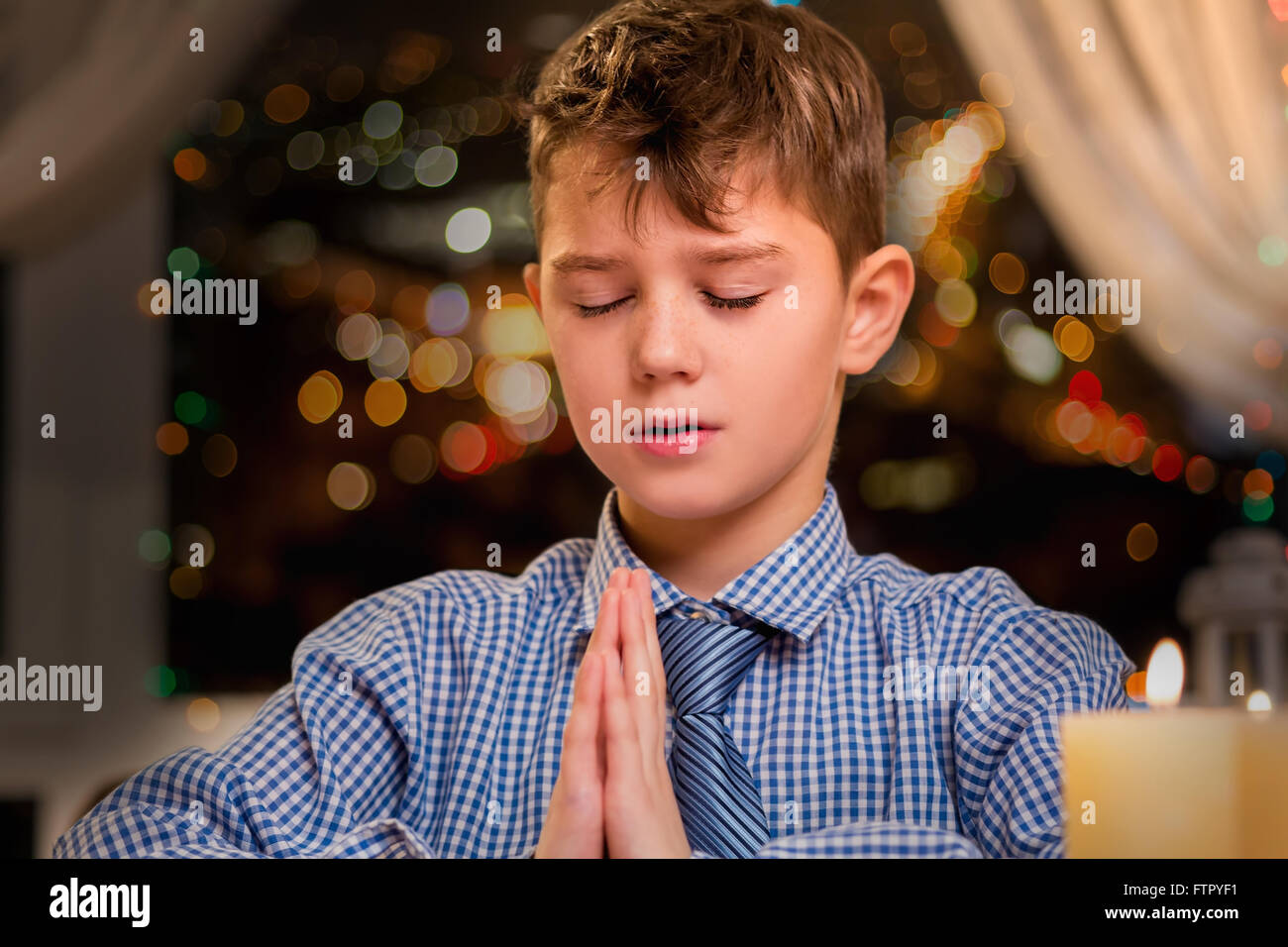 Kind beten -Fotos und -Bildmaterial in hoher Auflösung – Alamy