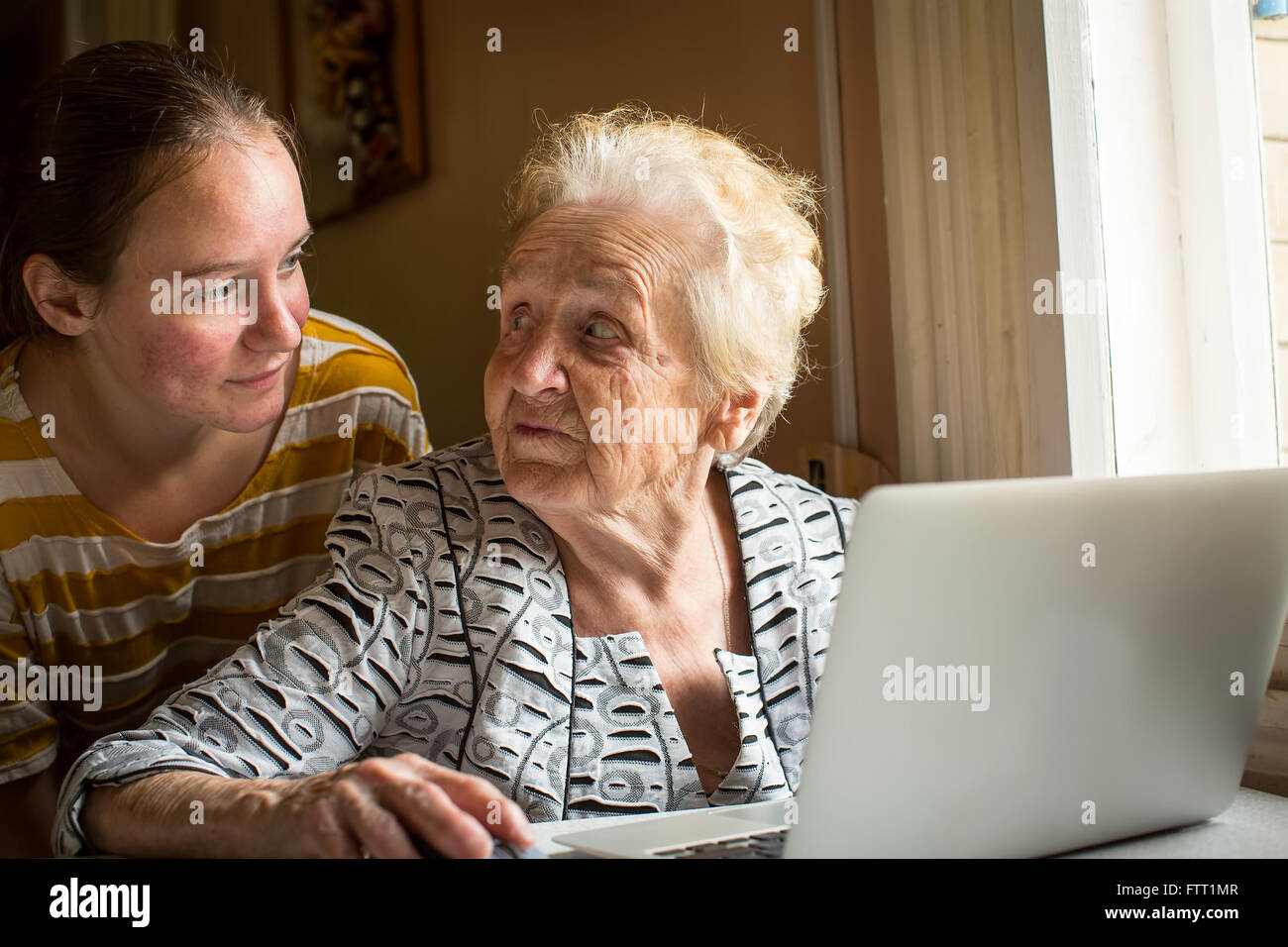 Grandmother grandchild -Fotos und -Bildmaterial in hoher Auflösung – Alamy