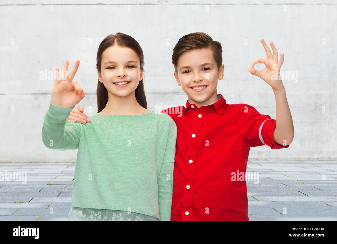 fröhlicher Junge und Mädchen zeigen ok Handzeichen Stockfotografie - Alamy