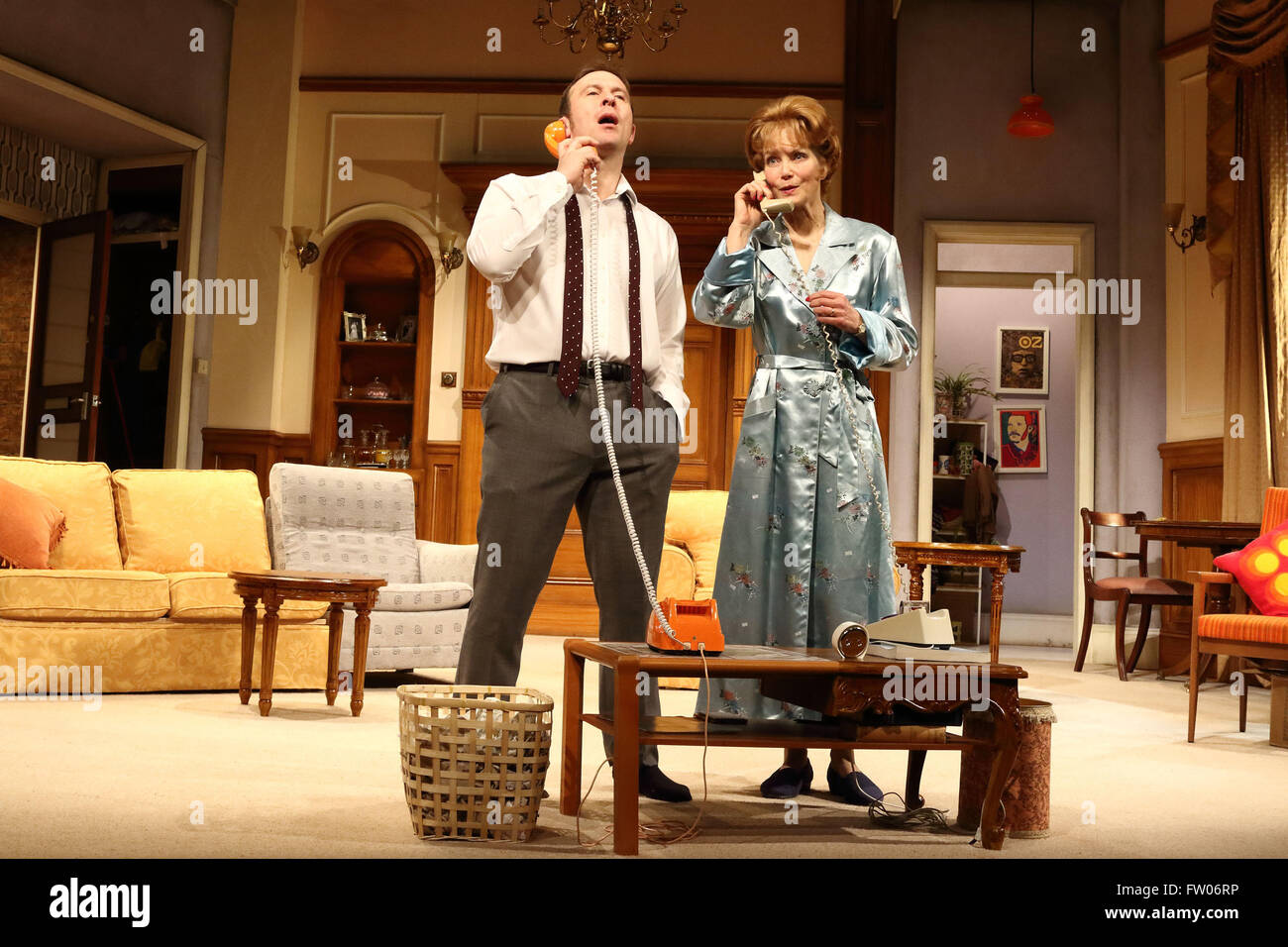 London, UK. Nicholas Le Prevost als "Frank Foster" und Jenny Seagrove ...