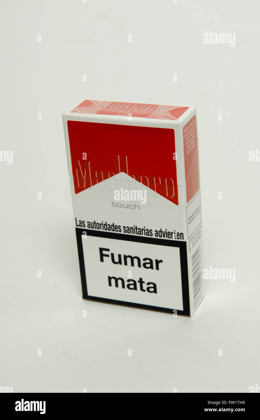 Marlboro cigarette packet on white -Fotos und -Bildmaterial in hoher ...