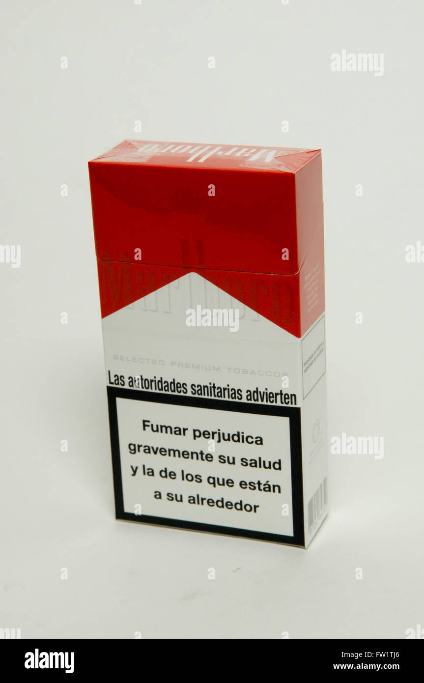 Marlboro cigarette packet on white -Fotos und -Bildmaterial in hoher ...