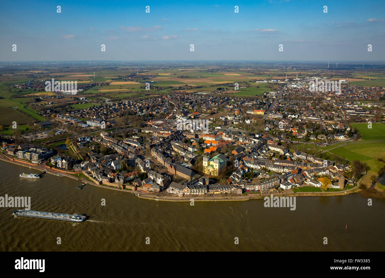 Luftaufnahme der Stadt Rees mit der Rheinpromenade über den Rhein ...