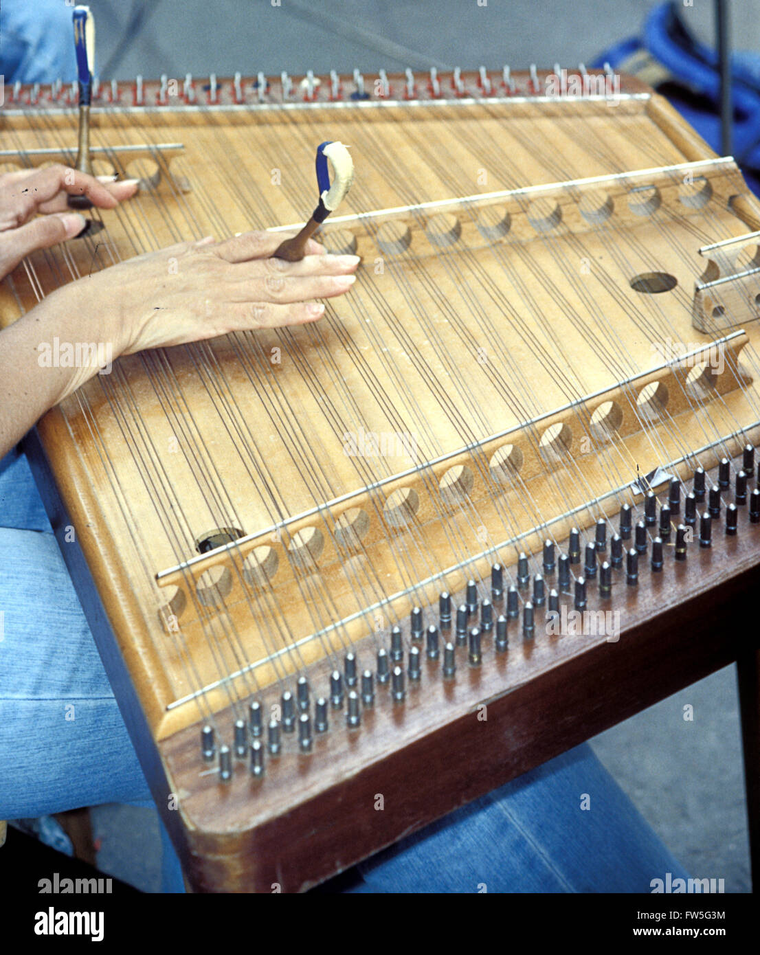Stringed instrument -Fotos und -Bildmaterial in hoher Auflösung – Alamy
