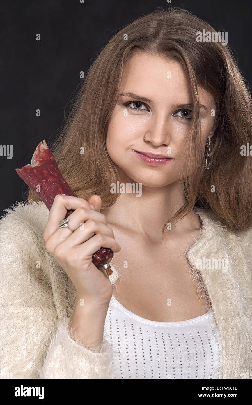 Frau isst wurst -Fotos und -Bildmaterial in hoher Auflösung – Alamy