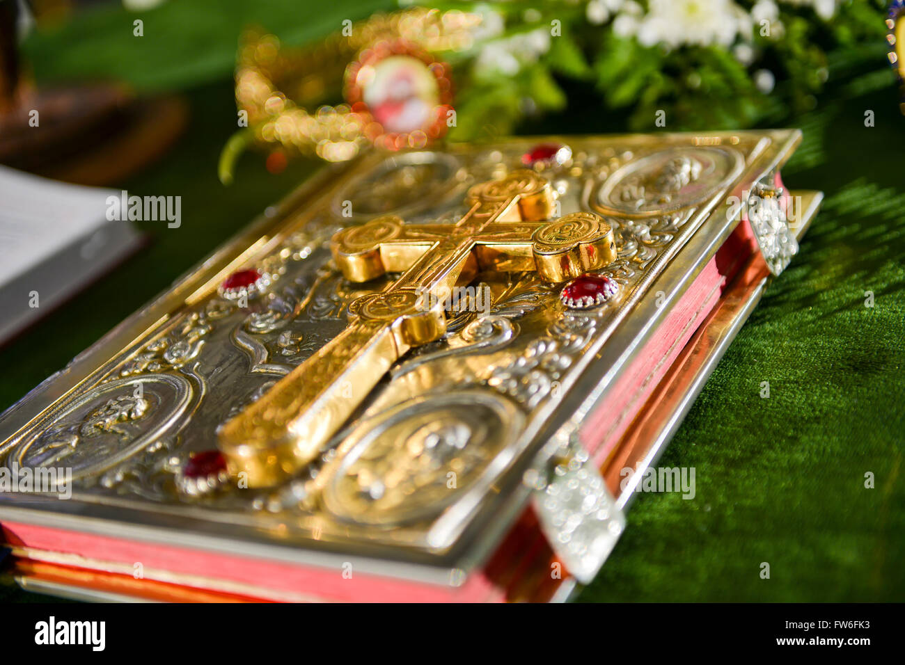 Heilige bibel und kreuz -Fotos und -Bildmaterial in hoher Auflösung – Alamy