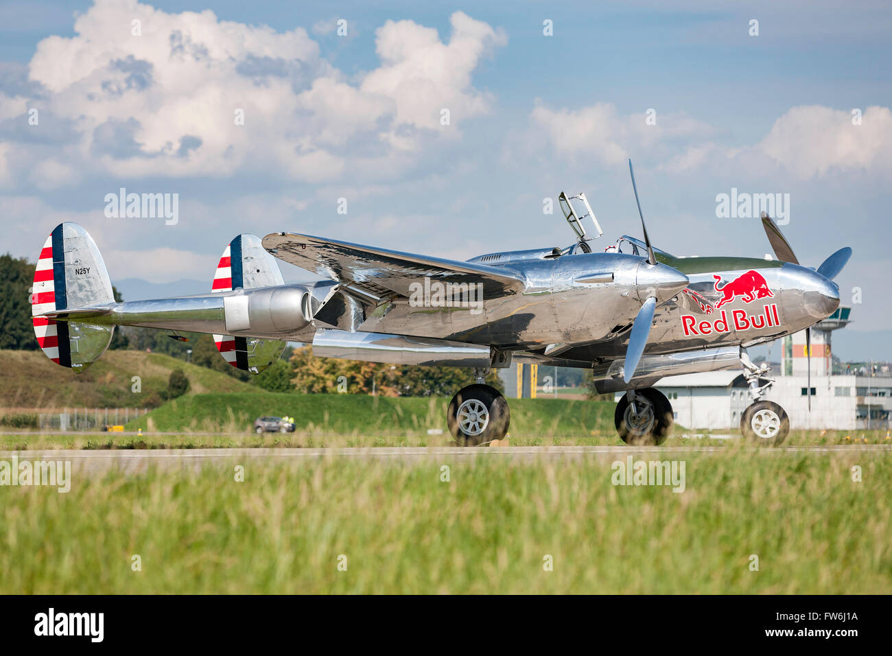 Lockheed P - 38L Lightning N25Y betrieben von Red Bull "The Flying ...