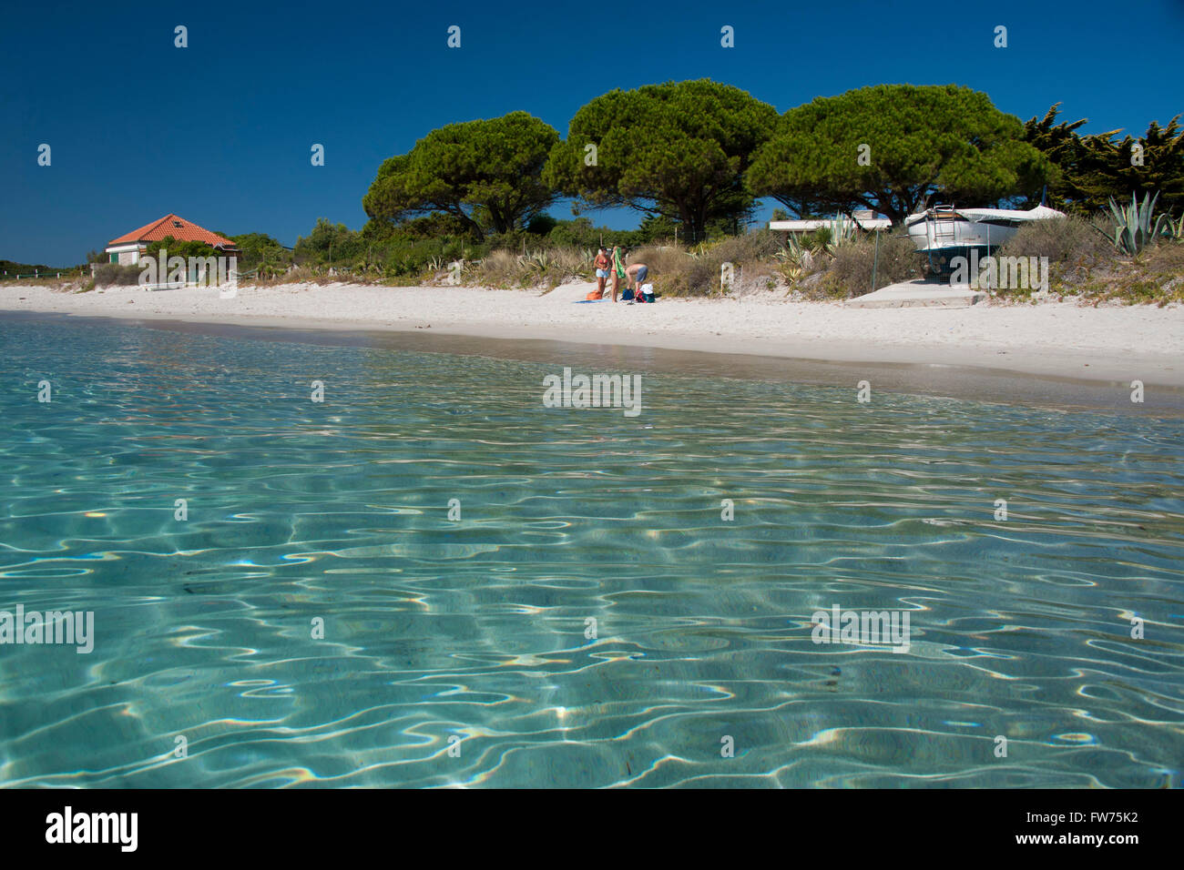 Den wunderbaren Farben des Meeres in Santa Maria Beach, einer Insel des ...