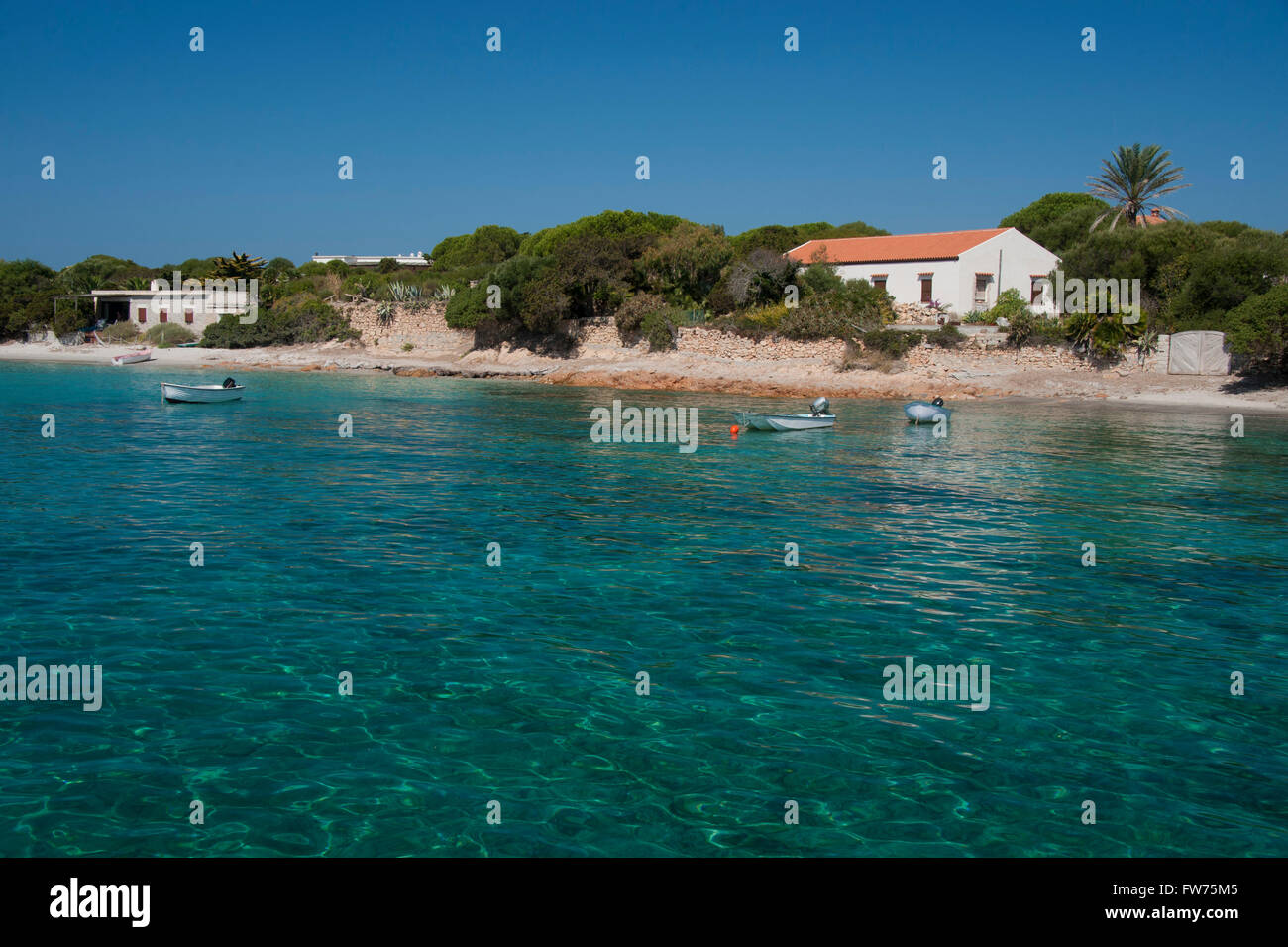 Den wunderbaren Farben des Meeres in Santa Maria Beach, einer Insel des ...