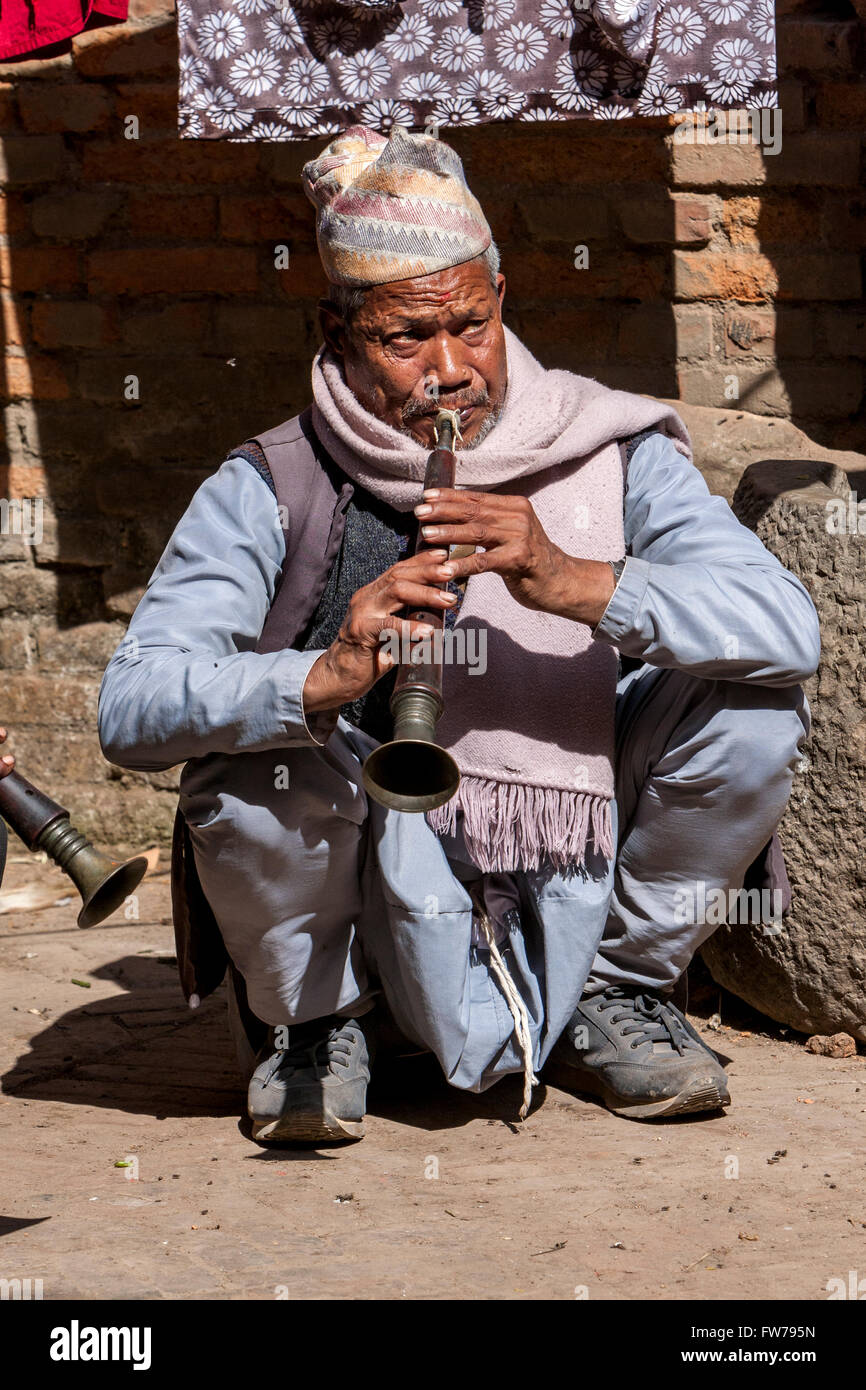 Bhaktapur, Nepal. Newari Musiker Nepali Rohrblattinstrument ...