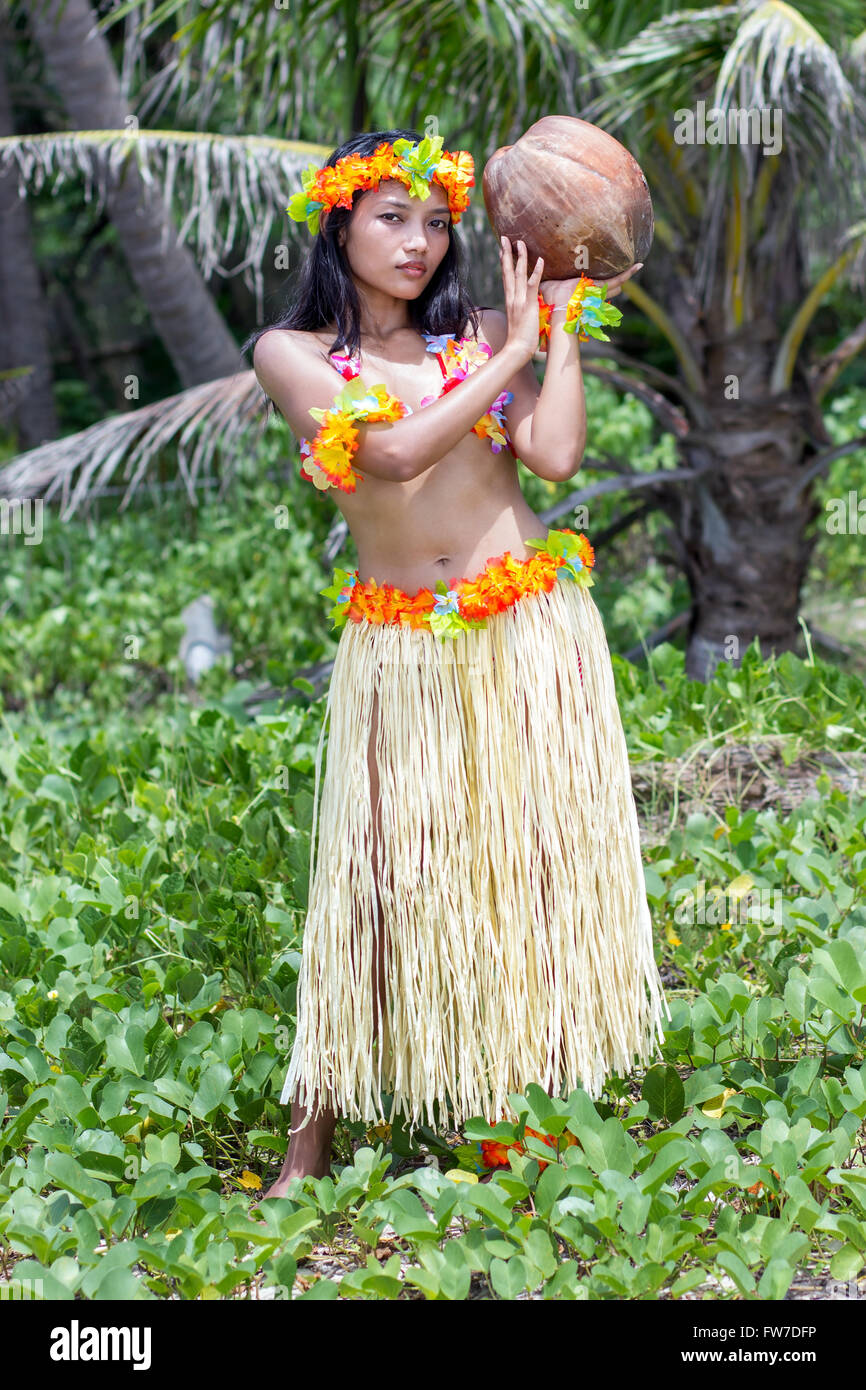 Hawaii Hula Tänzerin Mit Kokosnuss Stockfotografie Alamy