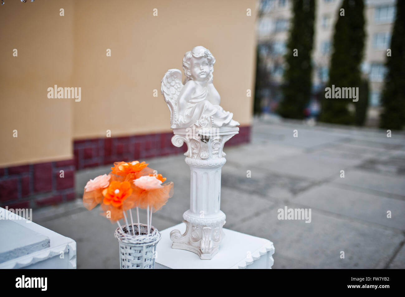 Weiße gips engel -Fotos und -Bildmaterial in hoher Auflösung – Alamy