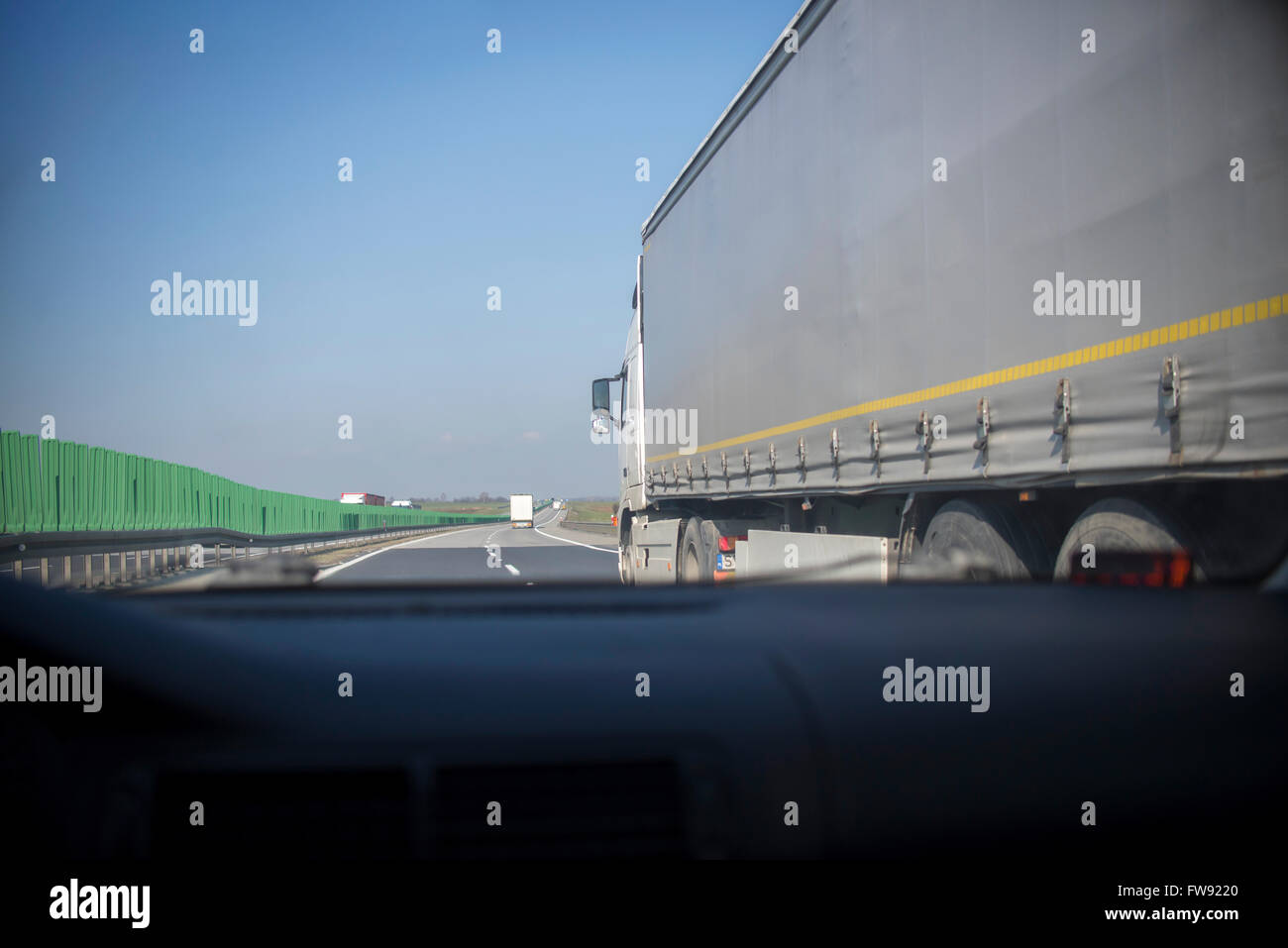 Autofahren in Autobahn mit LKW Stockfotografie - Alamy