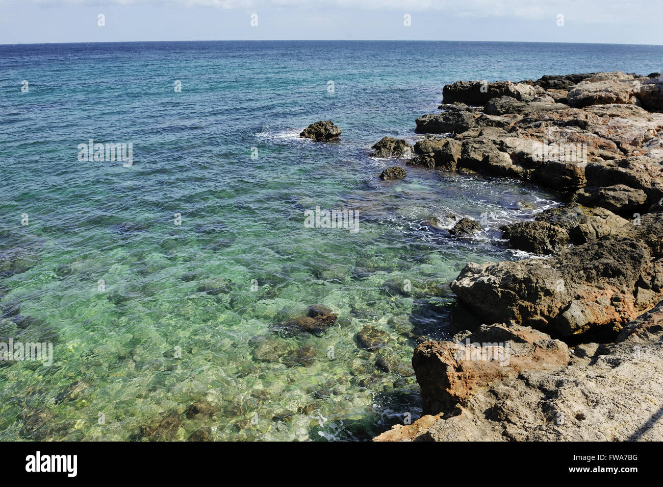 Meer und zerklüfteten Küste am Sommertag in Monopoli, Apulien ...