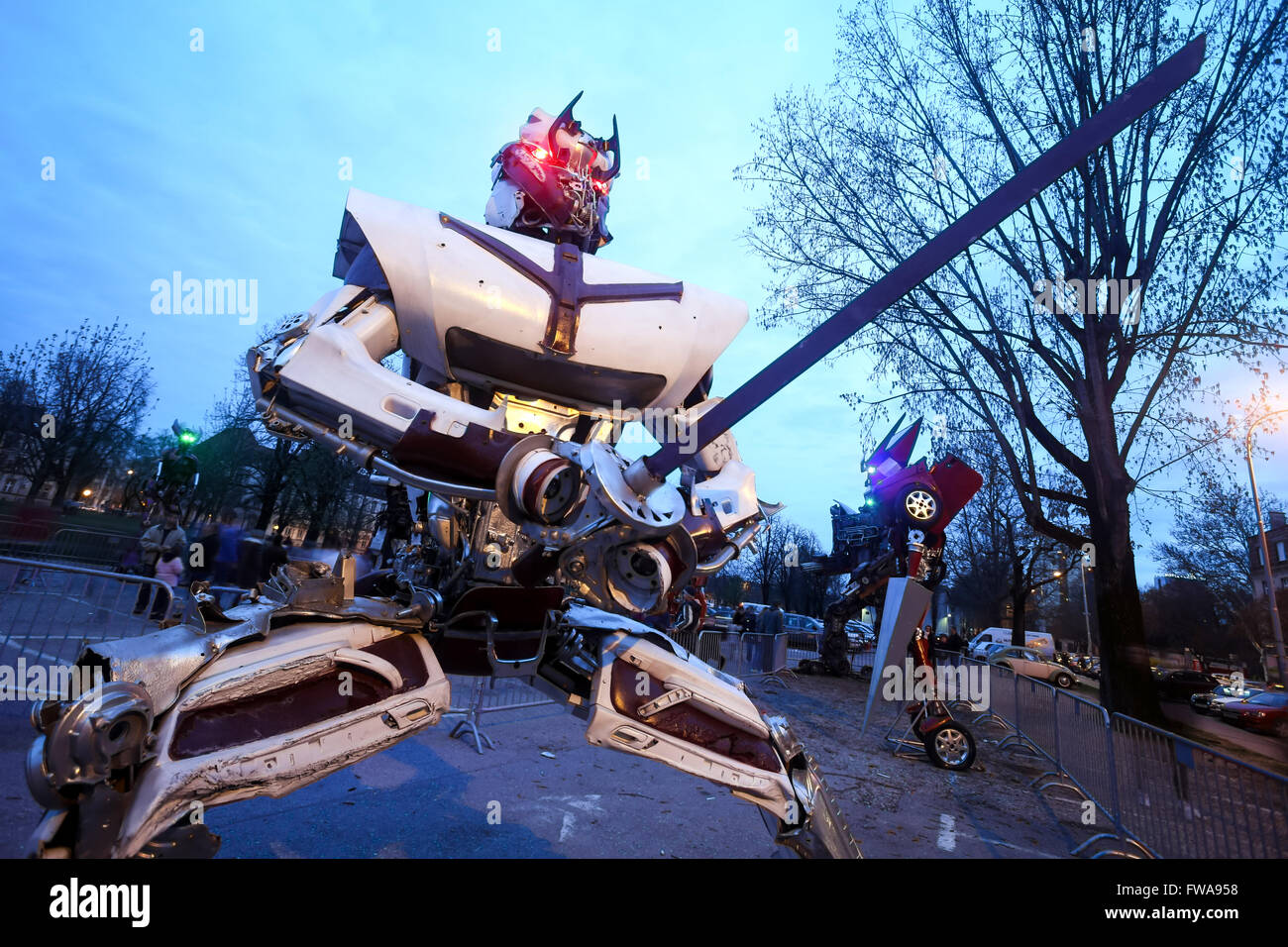 ZAGREB, Kroatien - 27. März 2016: Menschen besuchen Ausstellung in der ...