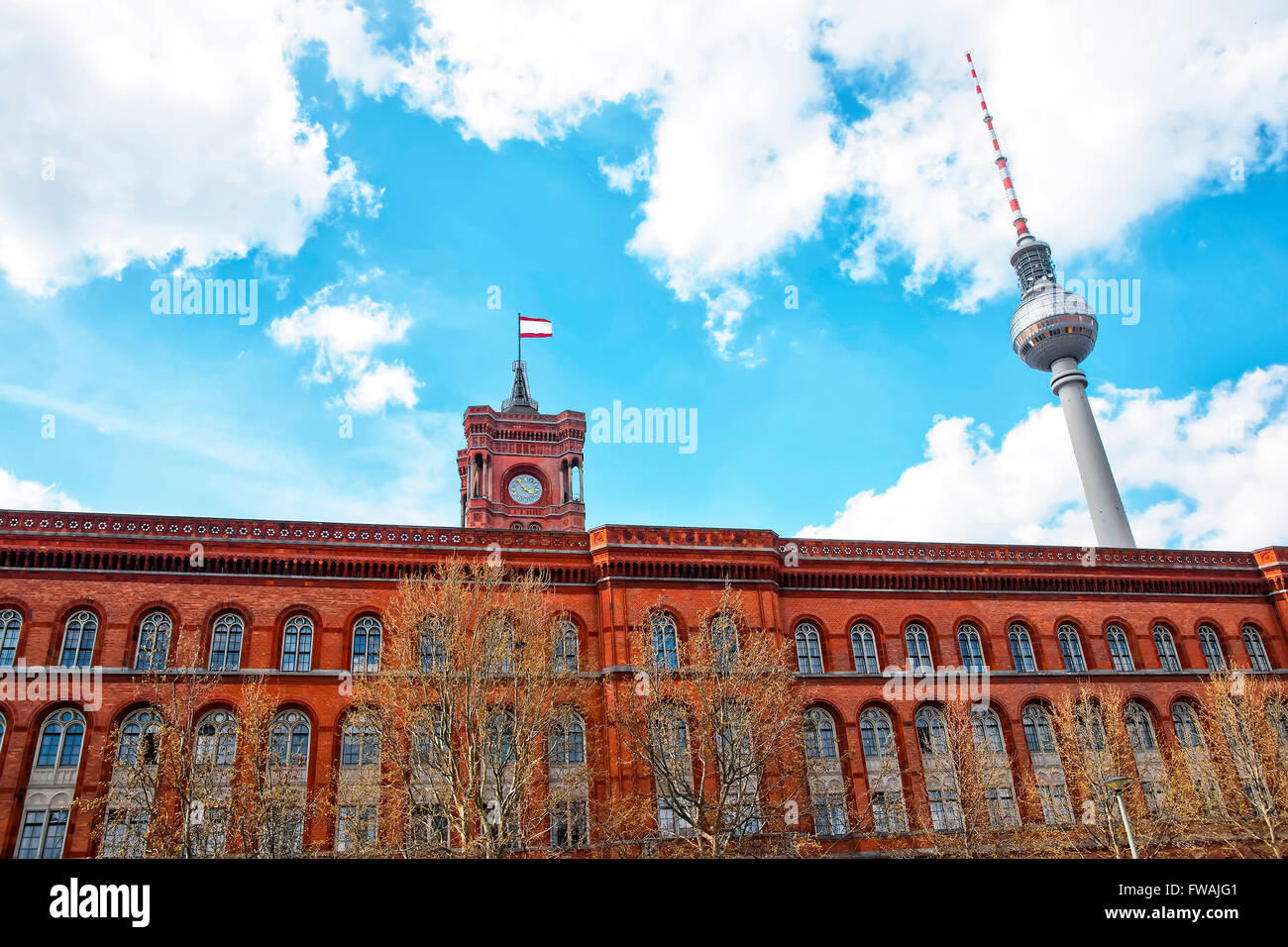 Rote Rathaus und Berliner Fernsehturm in Berlin in Deutschland. Dieser ...