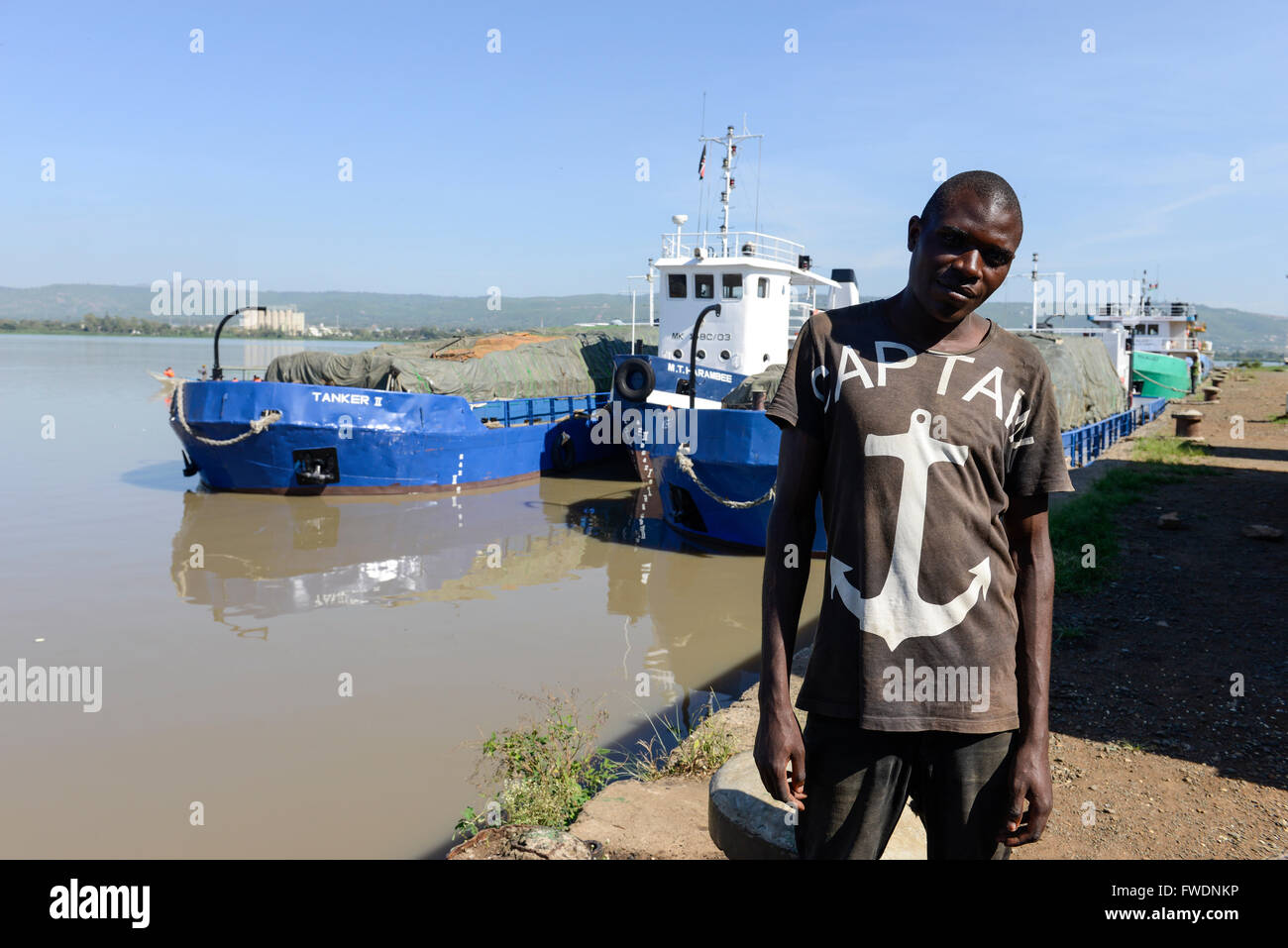 Kenia Kisumu am Victoriasee Port, Frachtschiffe aus Uganda, Seemann mit ...