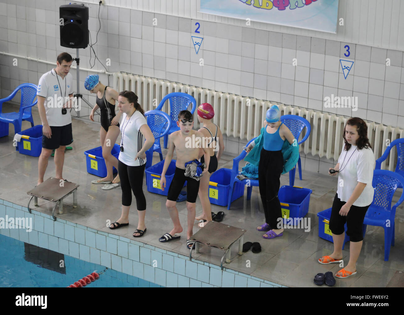 Teens swimming pool -Fotos und -Bildmaterial in hoher Auflösung - Seite ...