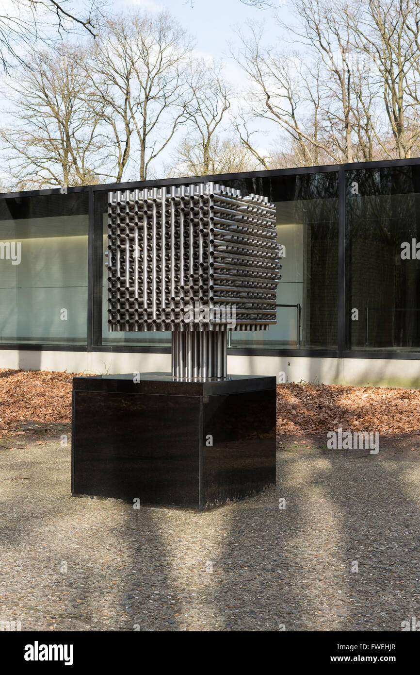 Kubischer Bau-Skulptur von André Volten im Kröller-Müller Museum in der ...
