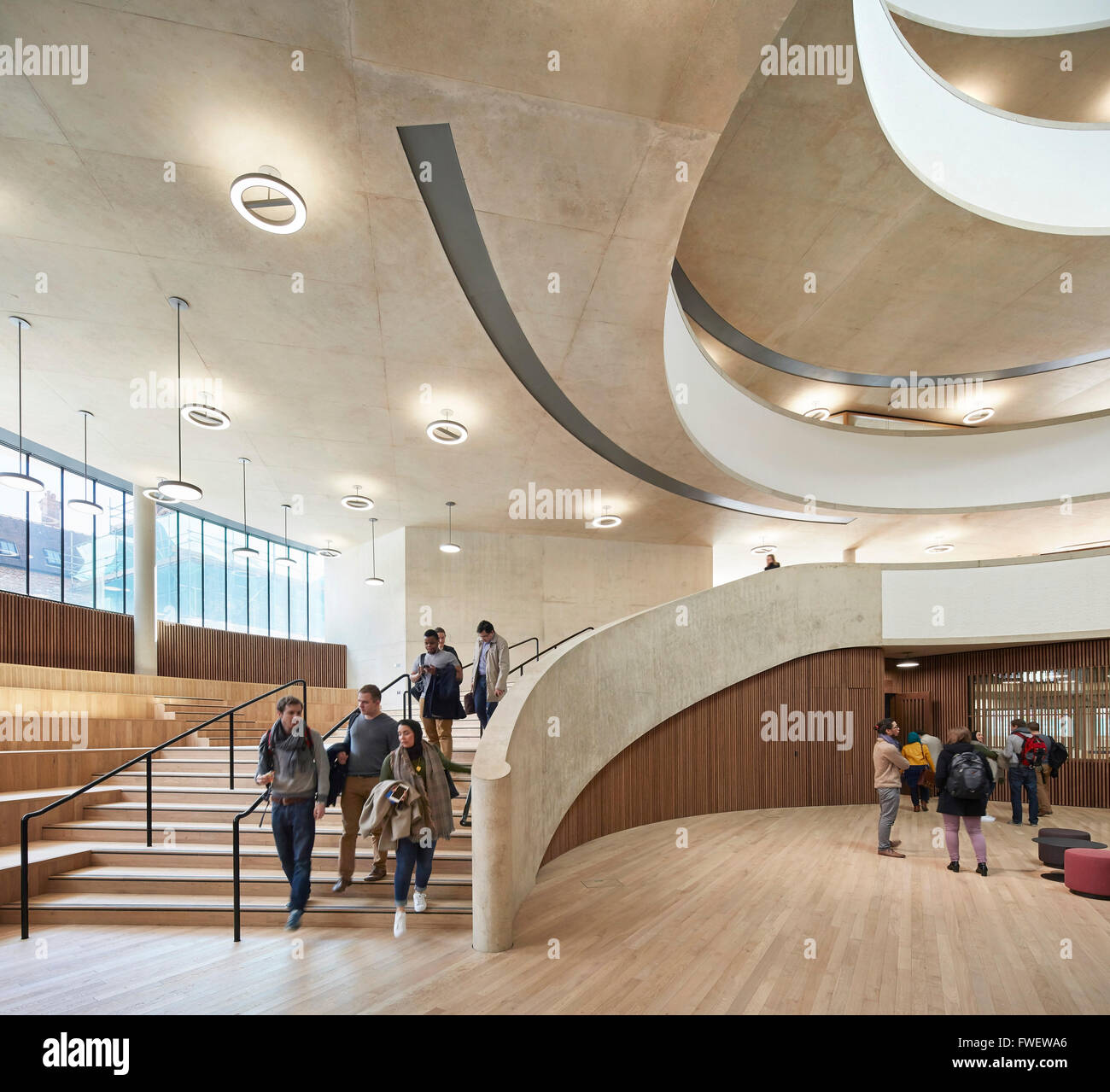Eingangs-Foyer mit kreisrunden Atrium und Treppenhaus. Blavatnik School ...