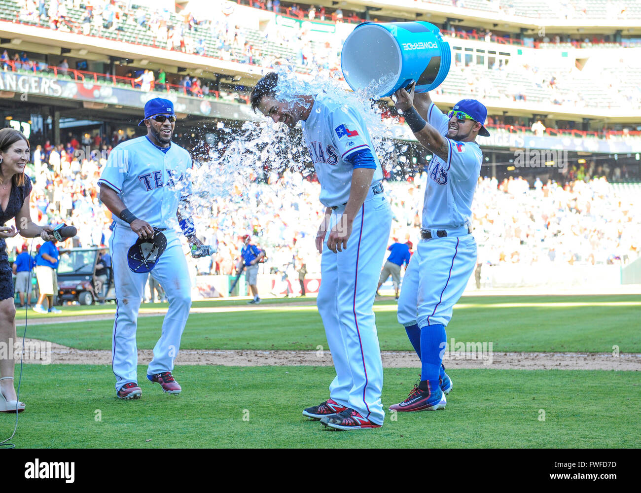 4. April 2016: Texas Rangers ab Krug Cole Hamels #35 Wasser durch Texas ...
